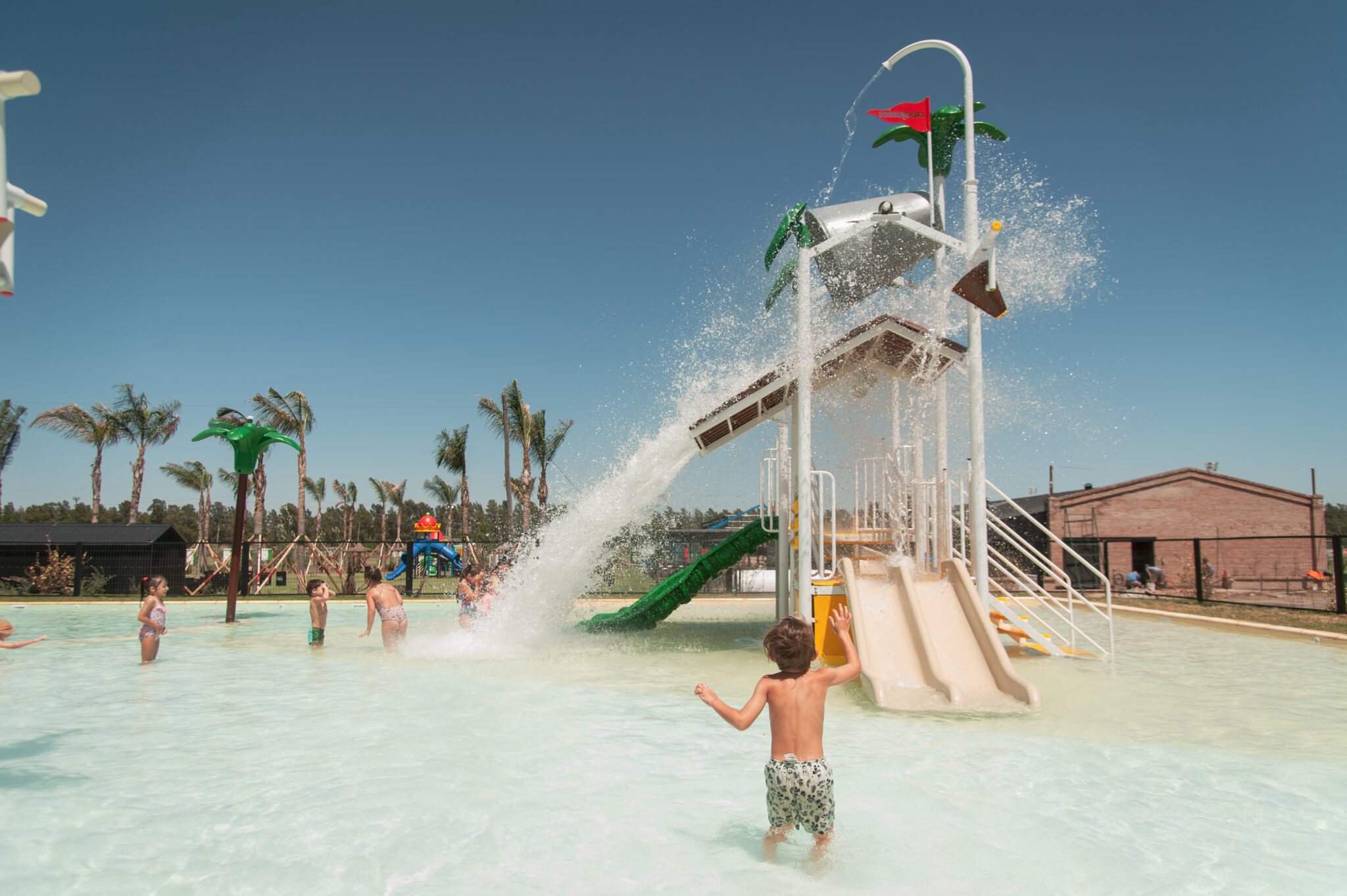 Abrió en Funes el primer splash park de la región: cómo es y cuánto ...